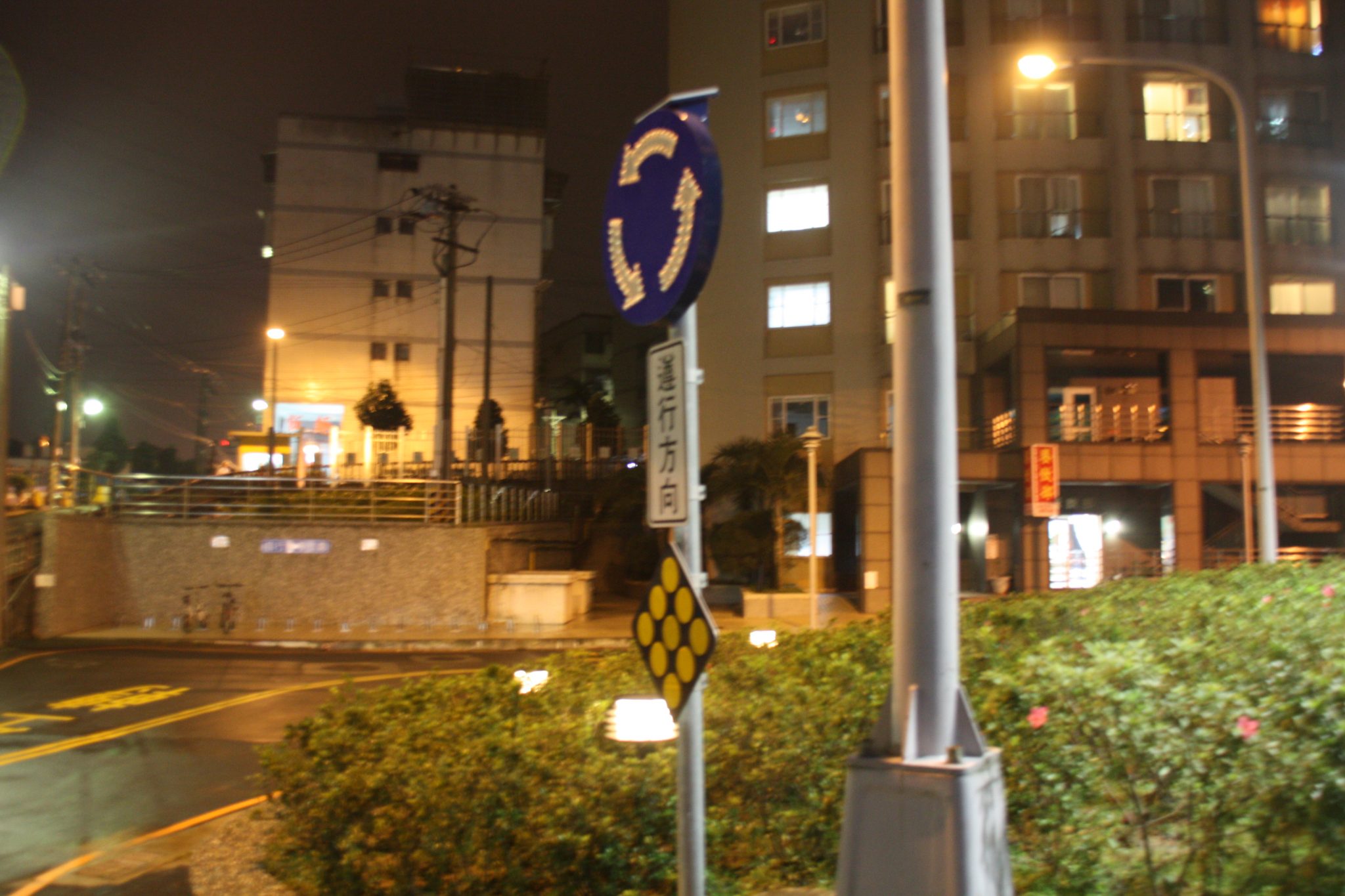Outdoor blue warning loop lane sign